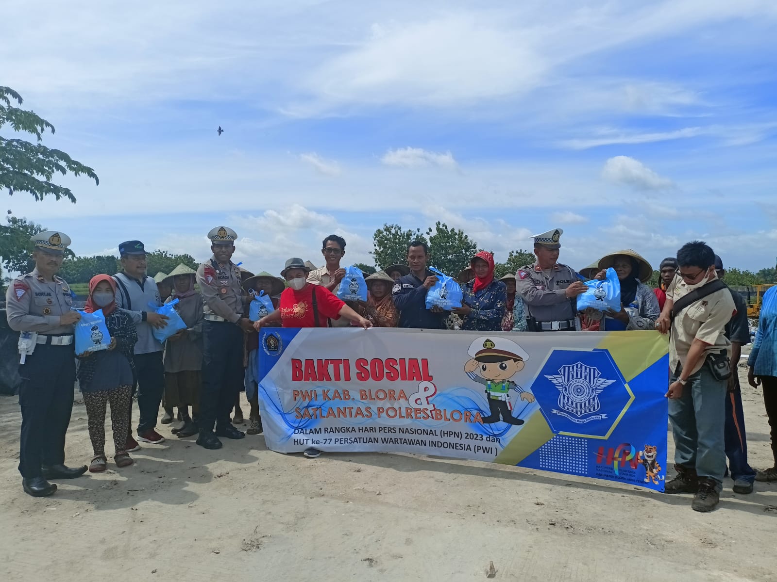 PWI dan Polres Blora Gelar Baksos di TPA Temurejo - INFO MEDIA